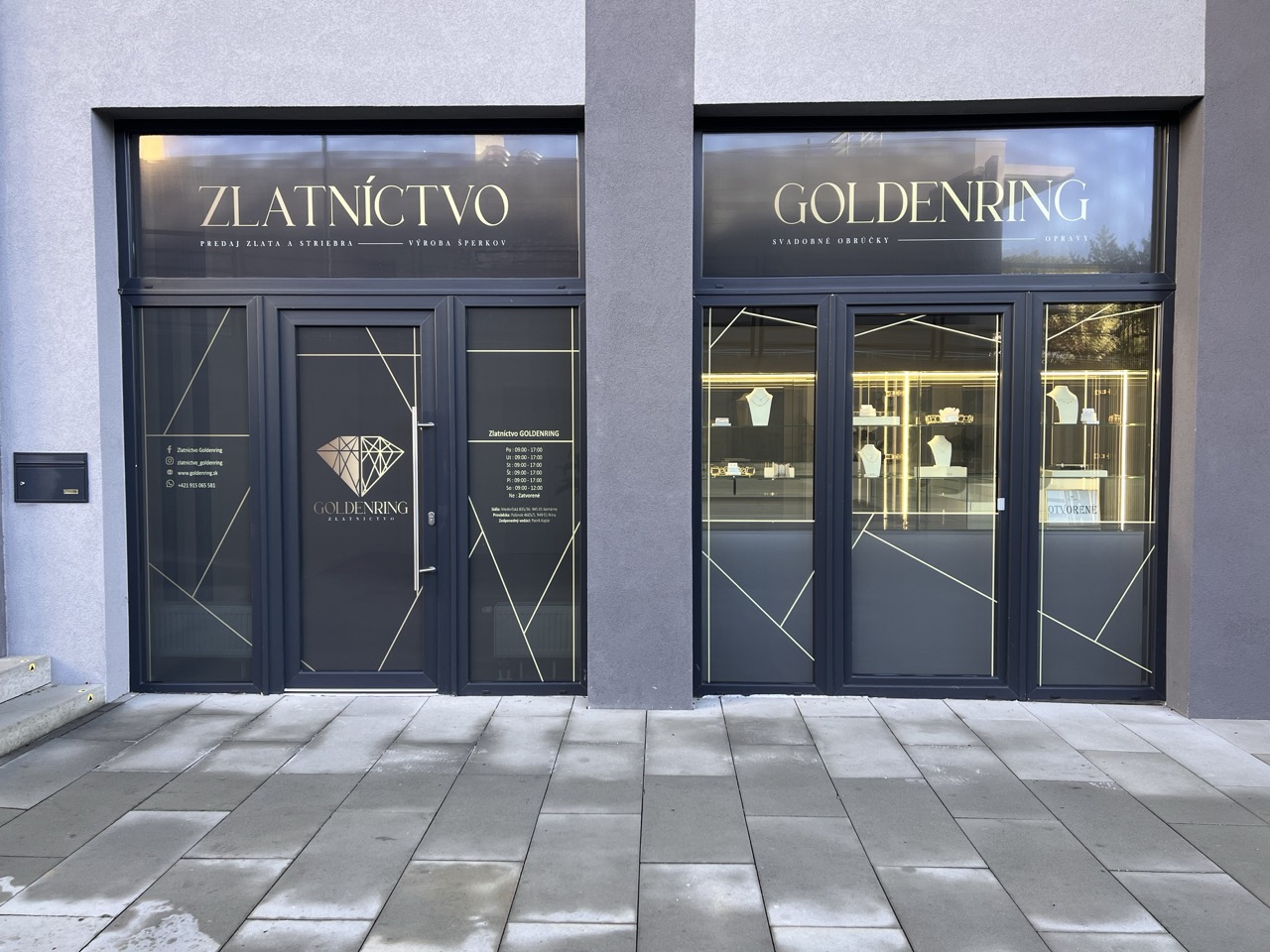 GOLDENRING - Laura Gold